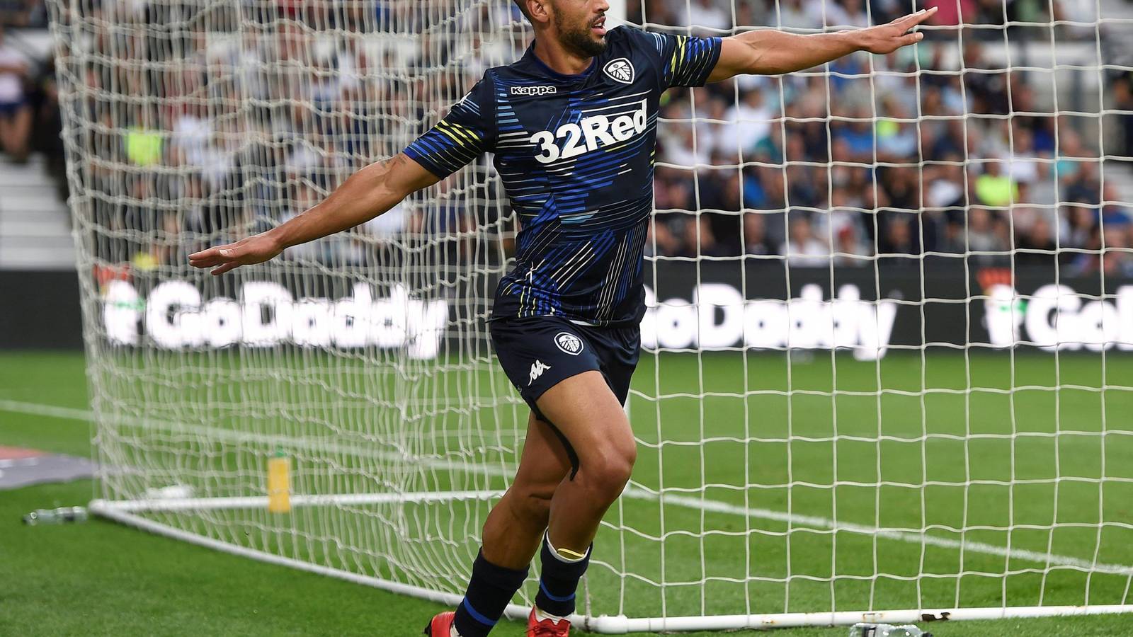 Dominant display vs QPR proves Roofe is one of the Championship's best