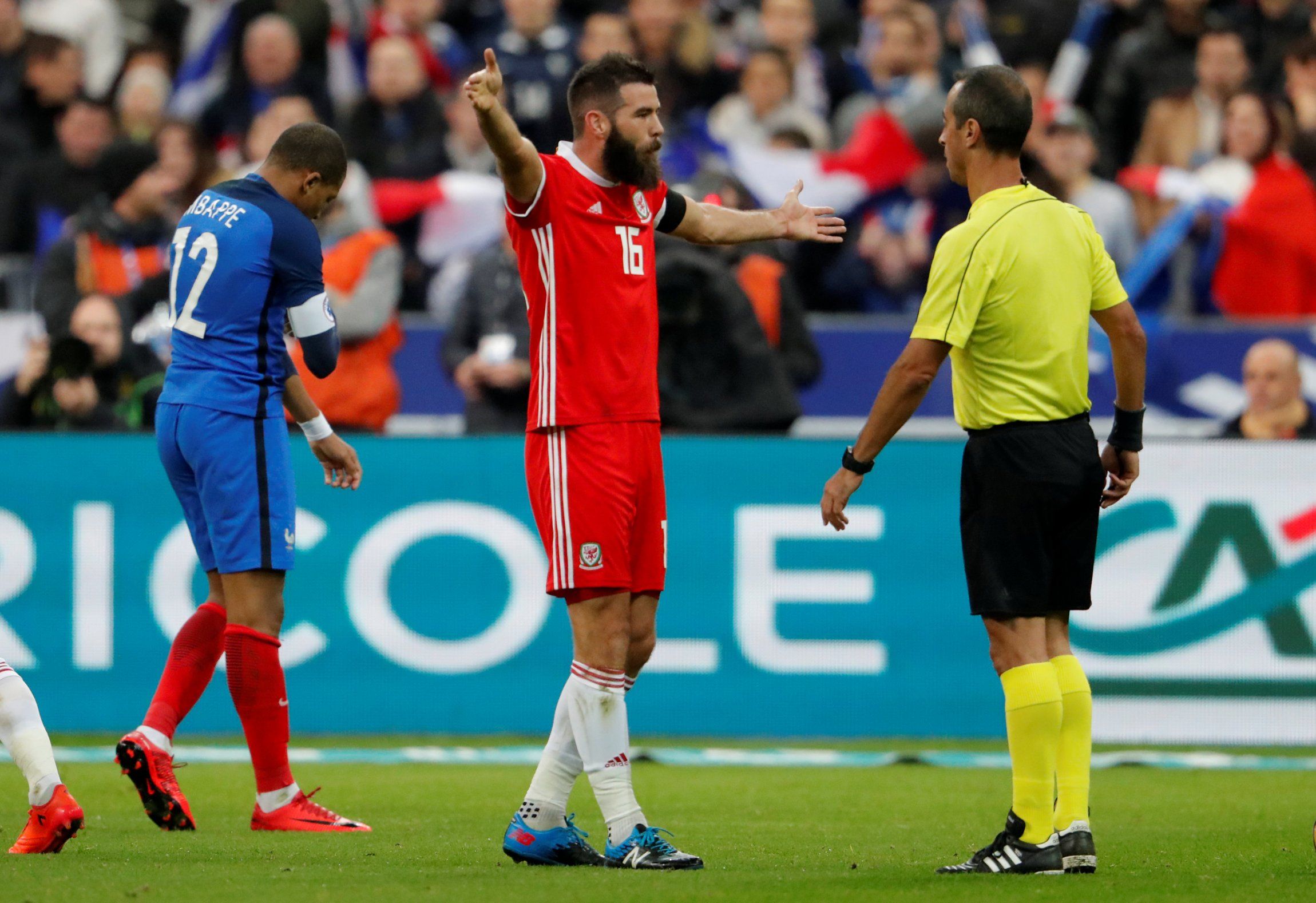 Charlton have signed free agent Joe Ledley amid injury crisis