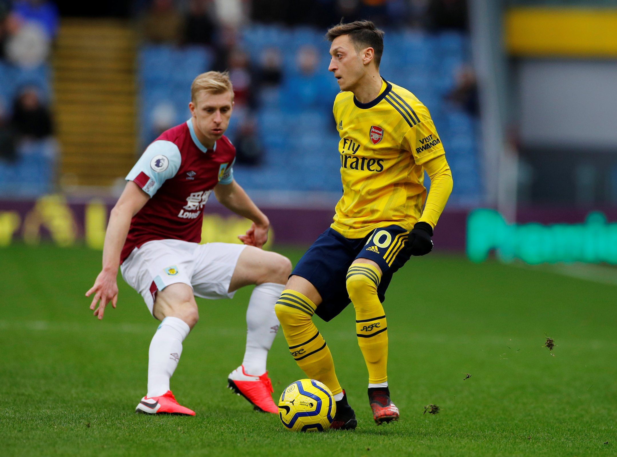 Arsenal fans slam Mesut Ozil after yet another disastrous performance