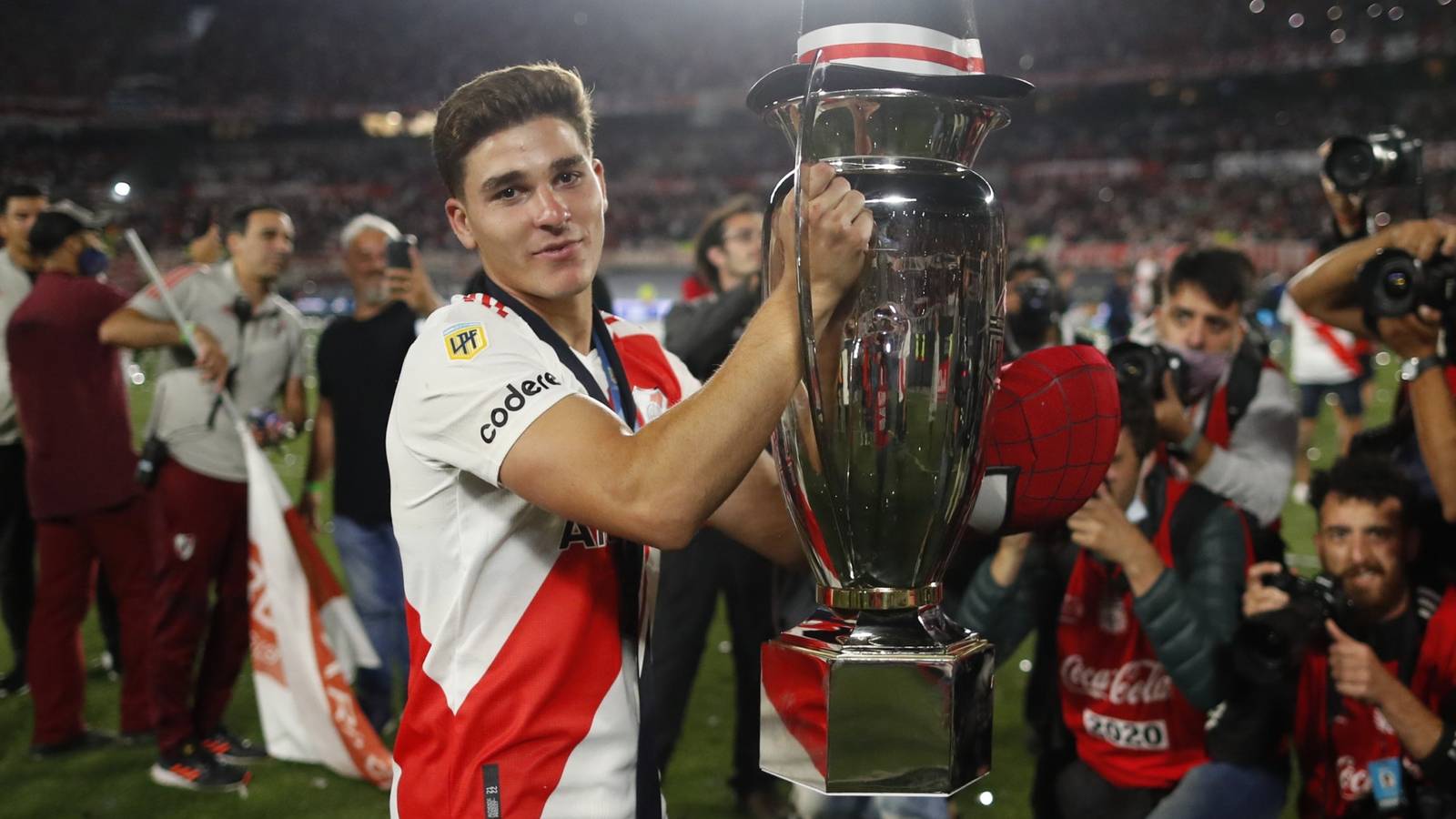 Manchester United eye Julian Alvarez