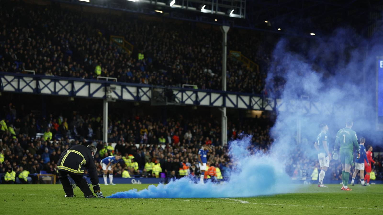 TalkSPORT man aims dig at Everton supporters live on air