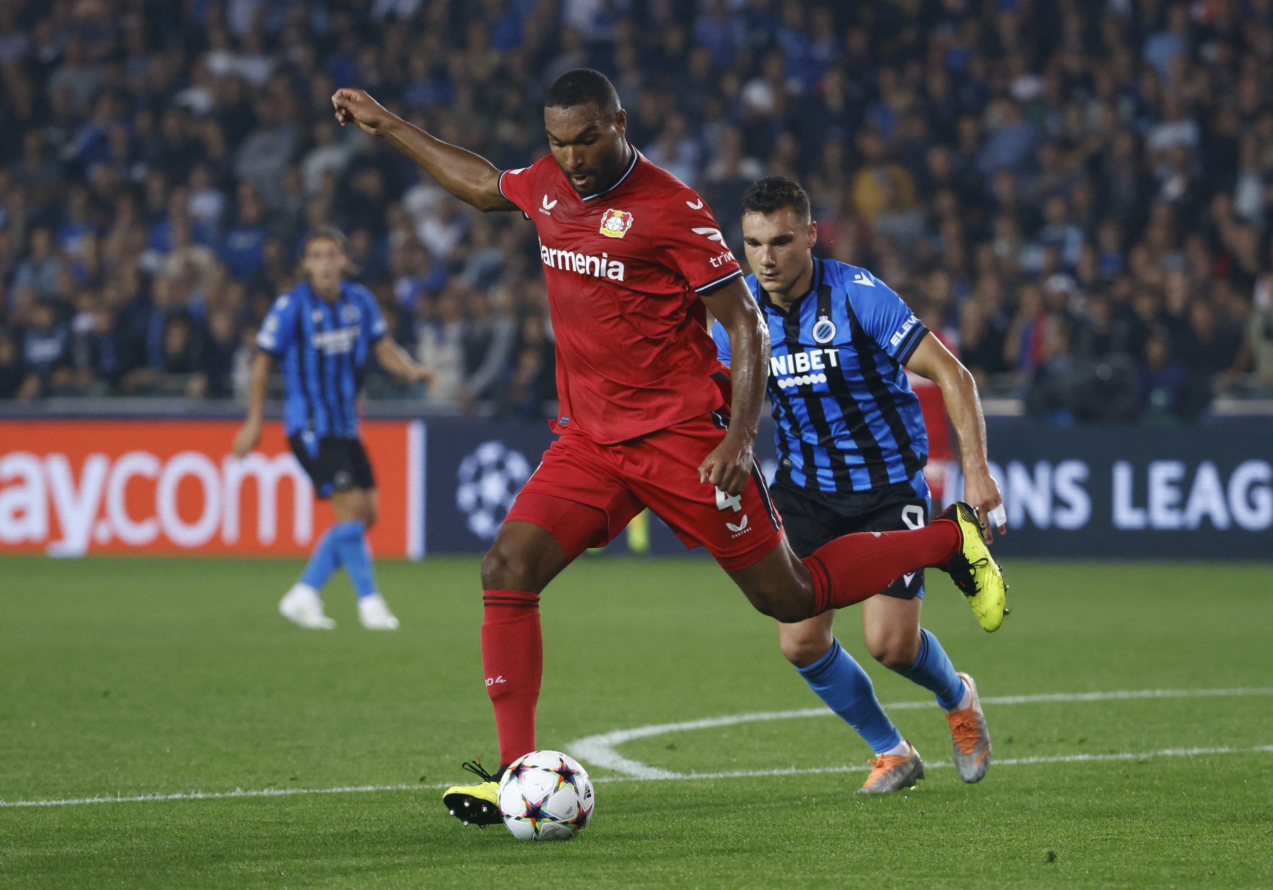 Newcastle could ditch Lascelles for Tah