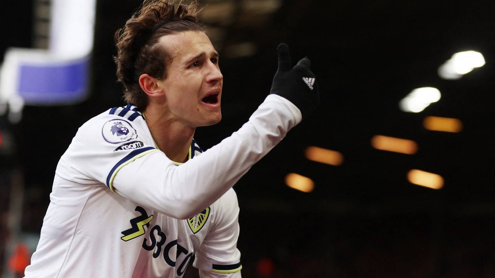 Leeds: Connor Douglas to replace Aaronson