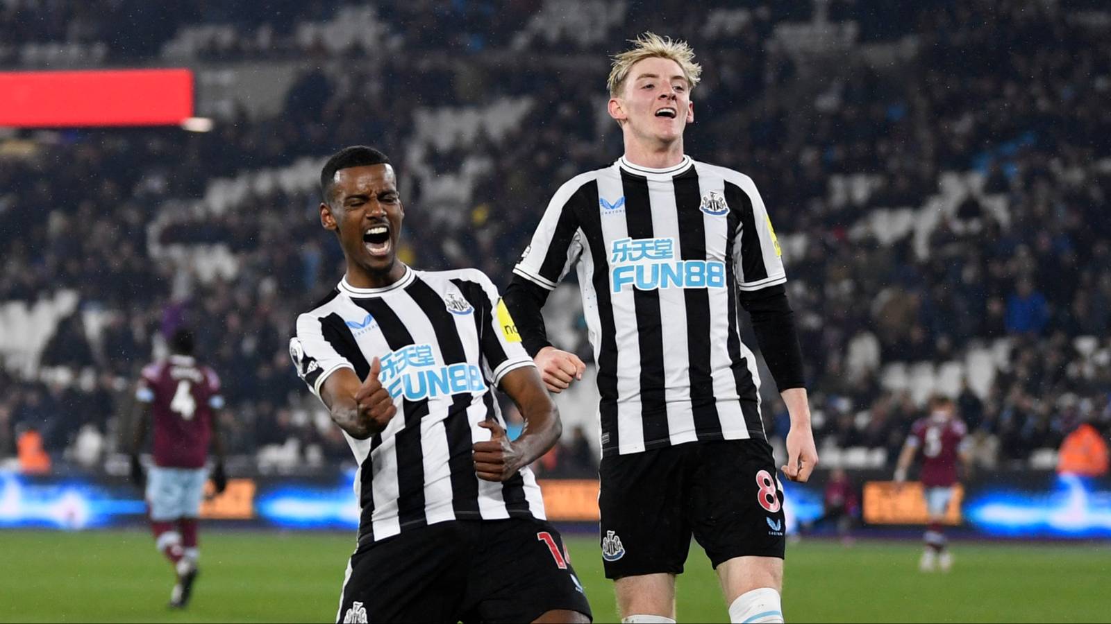 Gordon's new Isak: Howe exploring Newcastle move for £30m "target man"