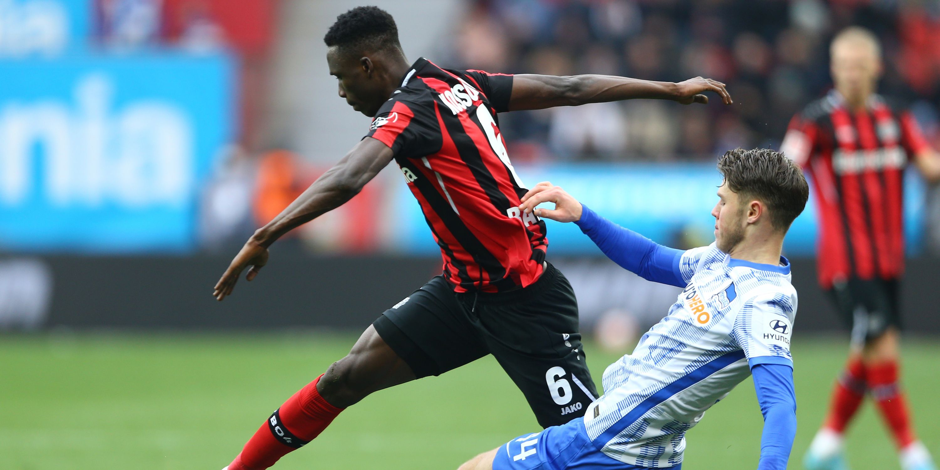 Man Utd hold talks over £38m star who’s as good as Martinez