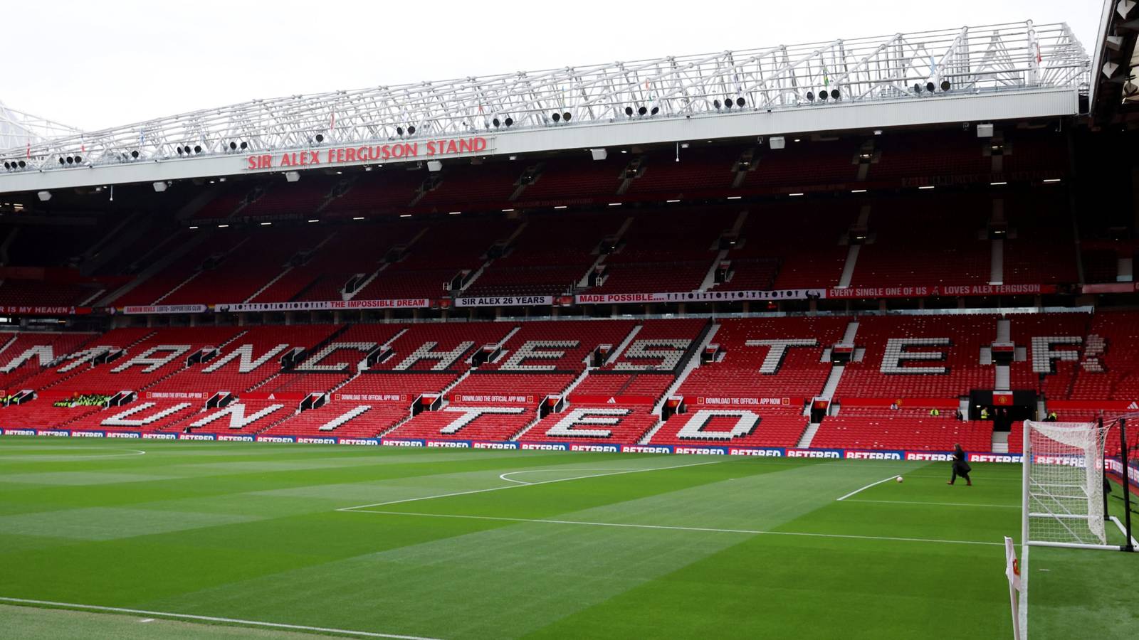 Man Utd make contact to sign £45,000-a-week defender ahead of Barcelona