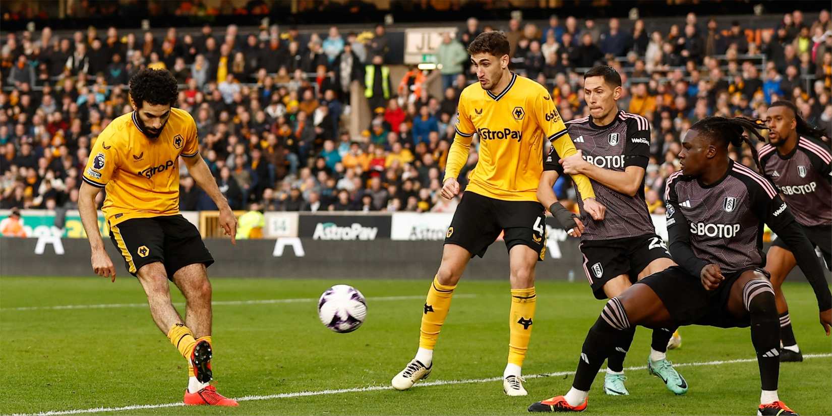 Wolves star who completed 100% passes v West Ham is now undroppable