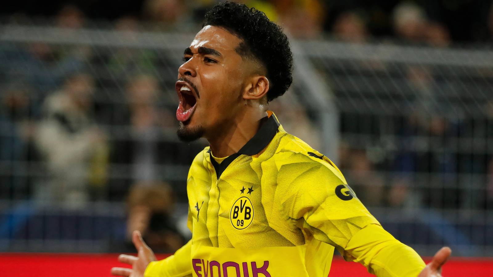 Aston Villa make first bid to sign "fantastic" gem for Emery after Maatsen