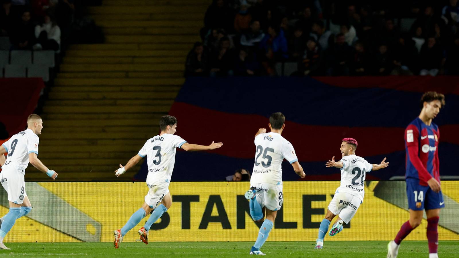 Fabrizio Romano: Man Utd "monitoring" 22-year-old Spanish left-back