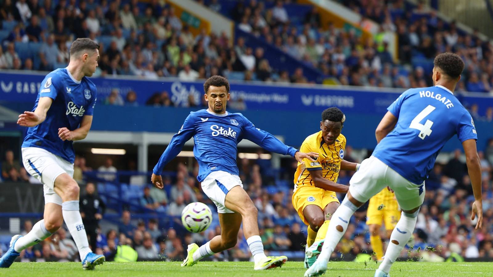 Everton sweating over "elite" £45k-p/w ace who limped off for his country