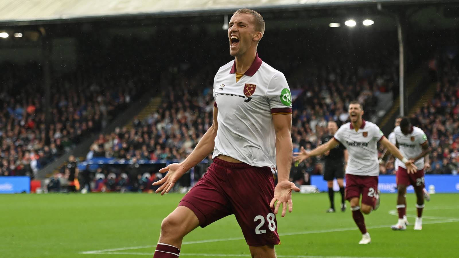 Perfect Soucek upgrade: West Ham plotting to sign "creative" £20m EFL star