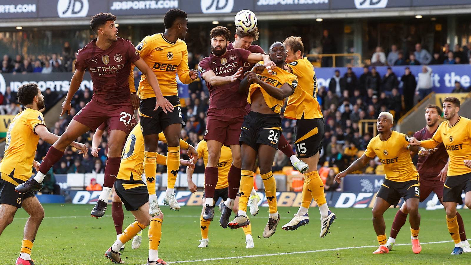 Wolves fans spot new Chris Kavanagh mistake before Man City's goal (Video)
