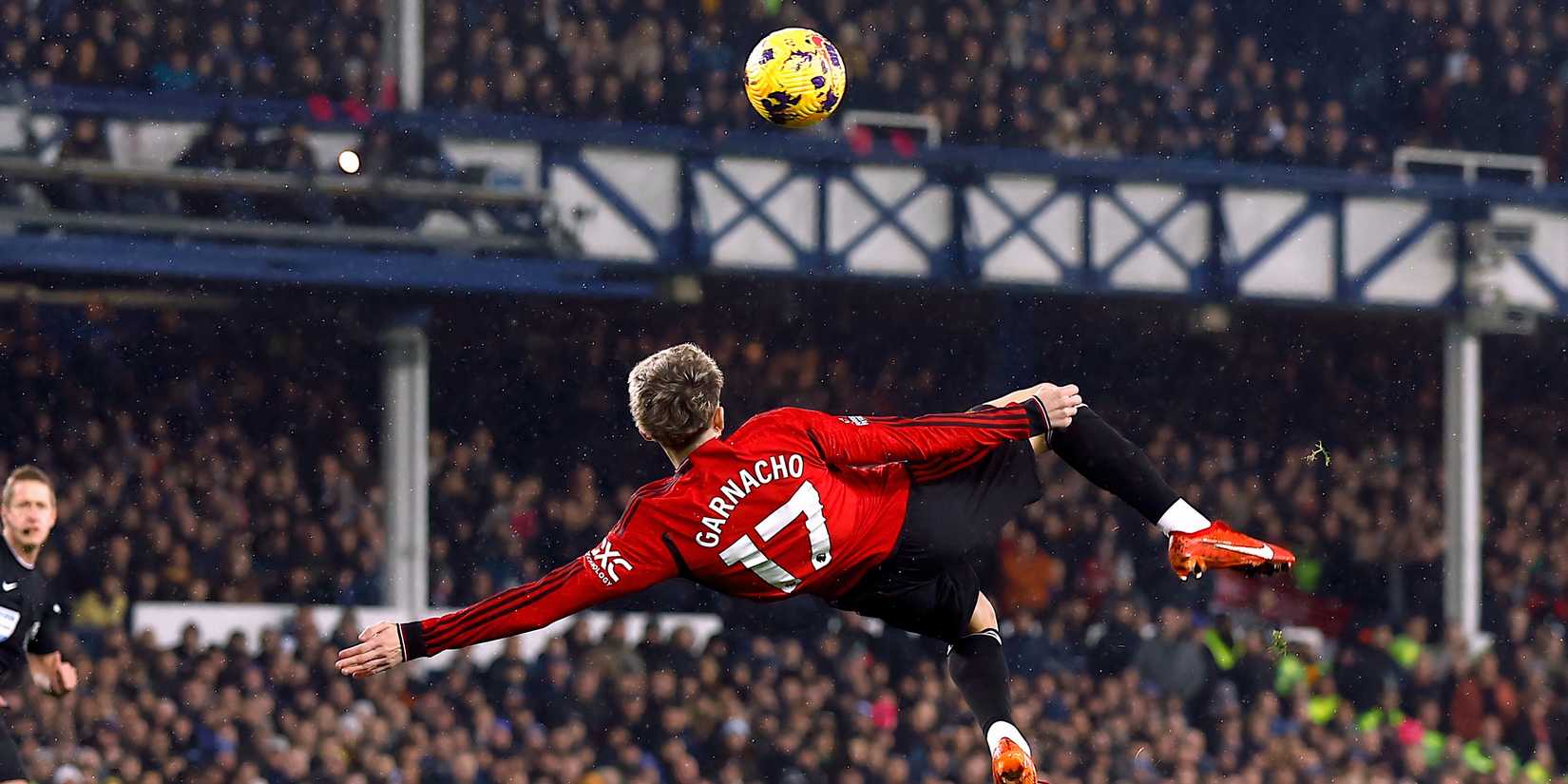 Approach made as Chelsea hold initial talks over £60m Premier League star