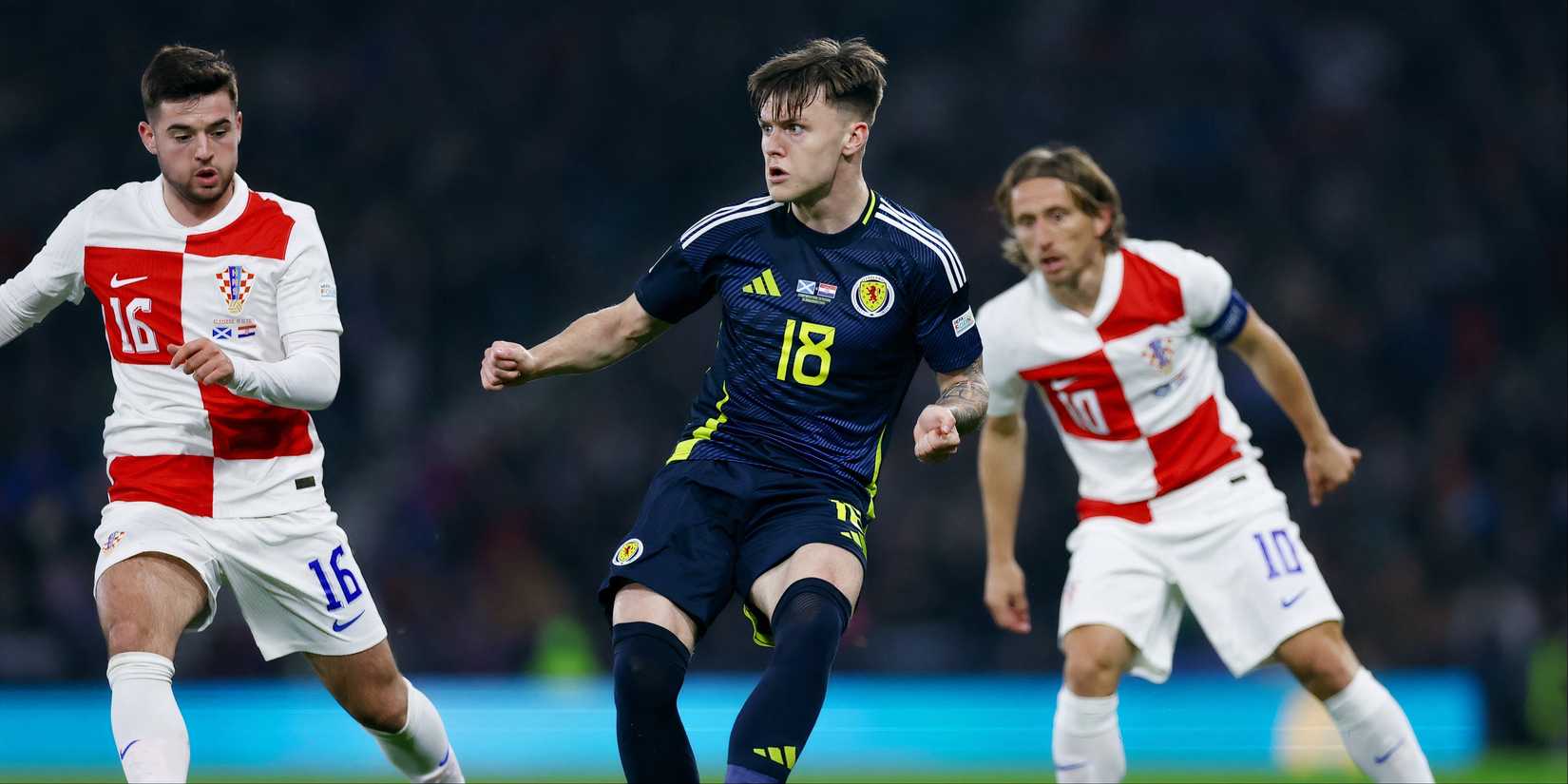 Next Gibbs-White: Nottingham Forest hold talks over signing £30m "menace"