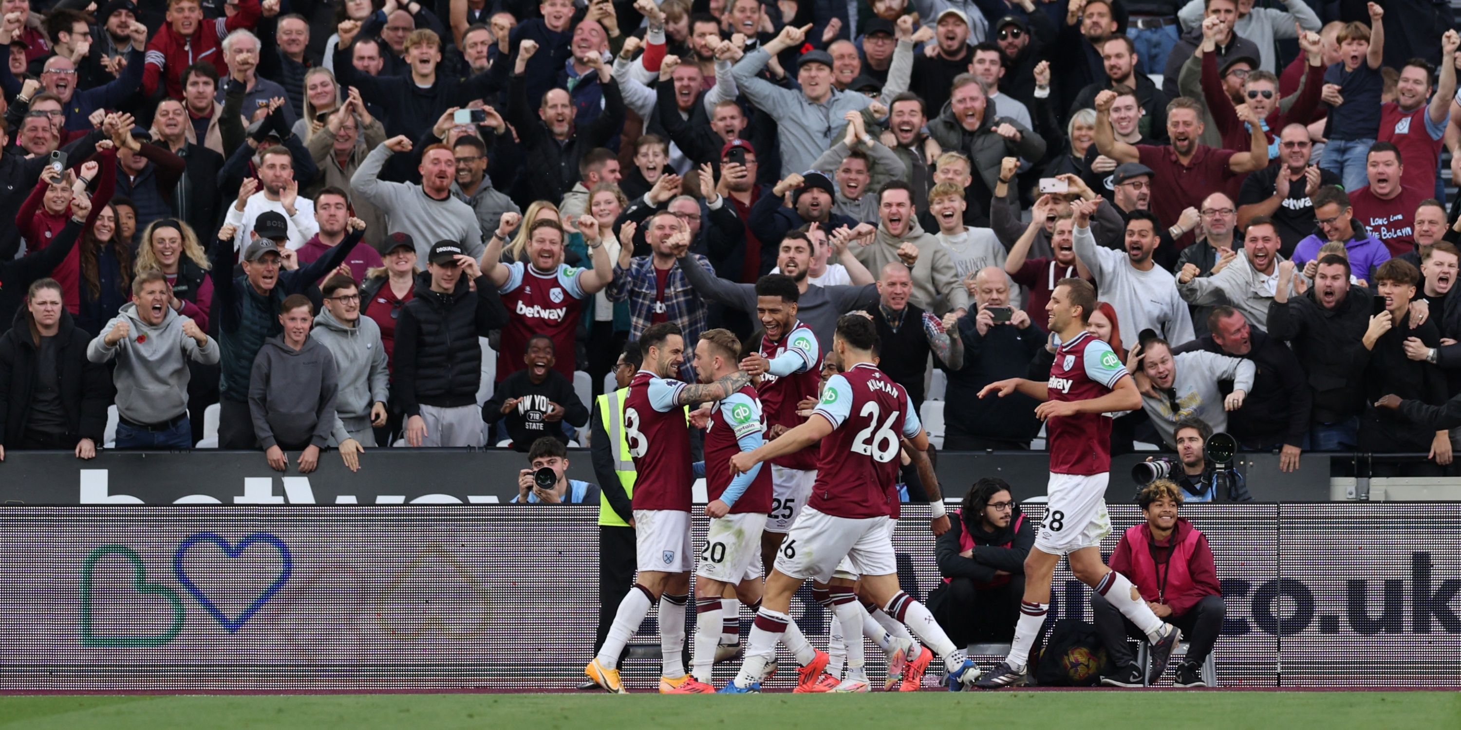 West Ham now make contact to sign versatile £25m defender ahead of Man Utd