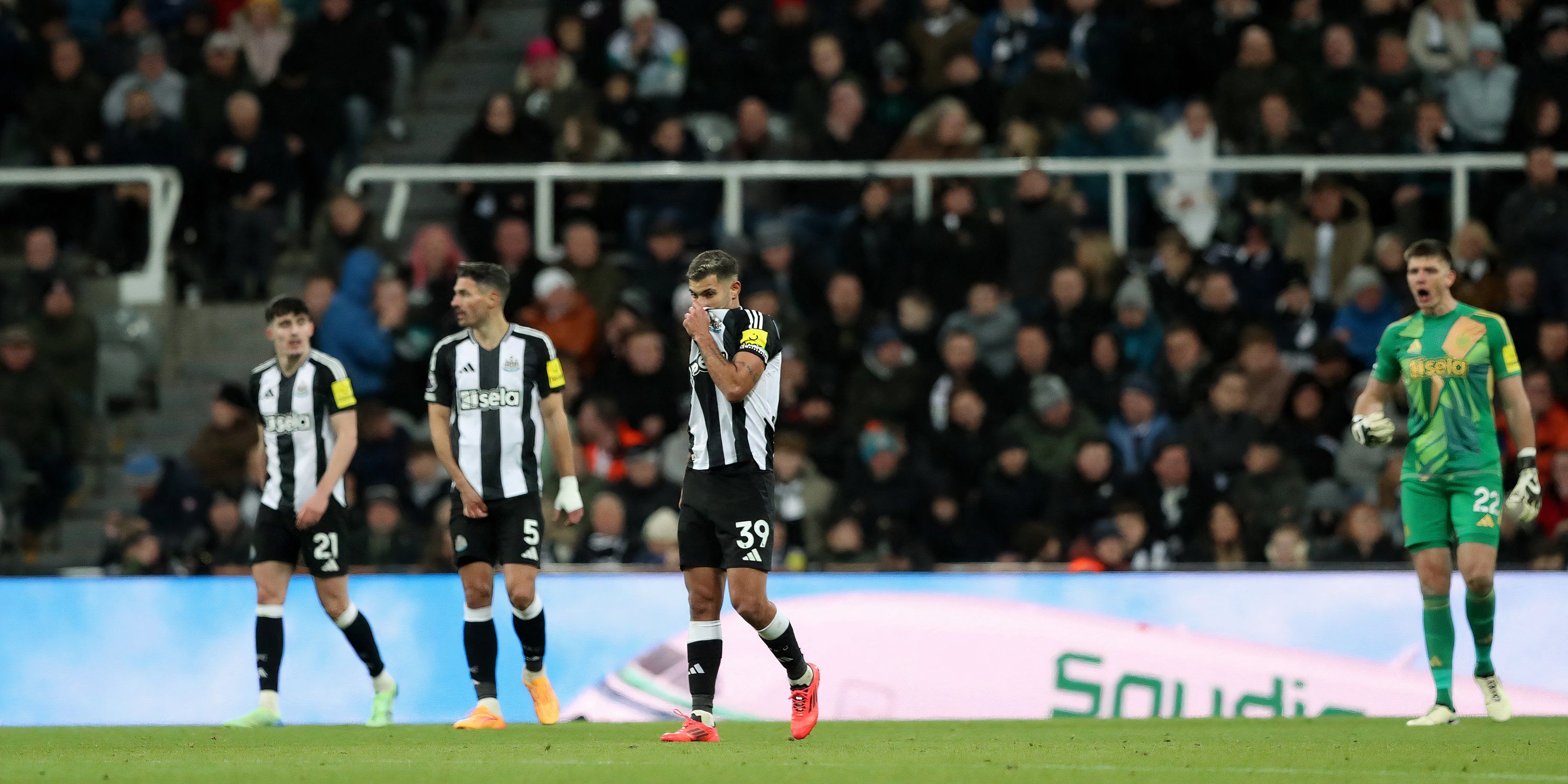 Howe must cash in on £60k-per-week Newcastle star who "looks petrified"