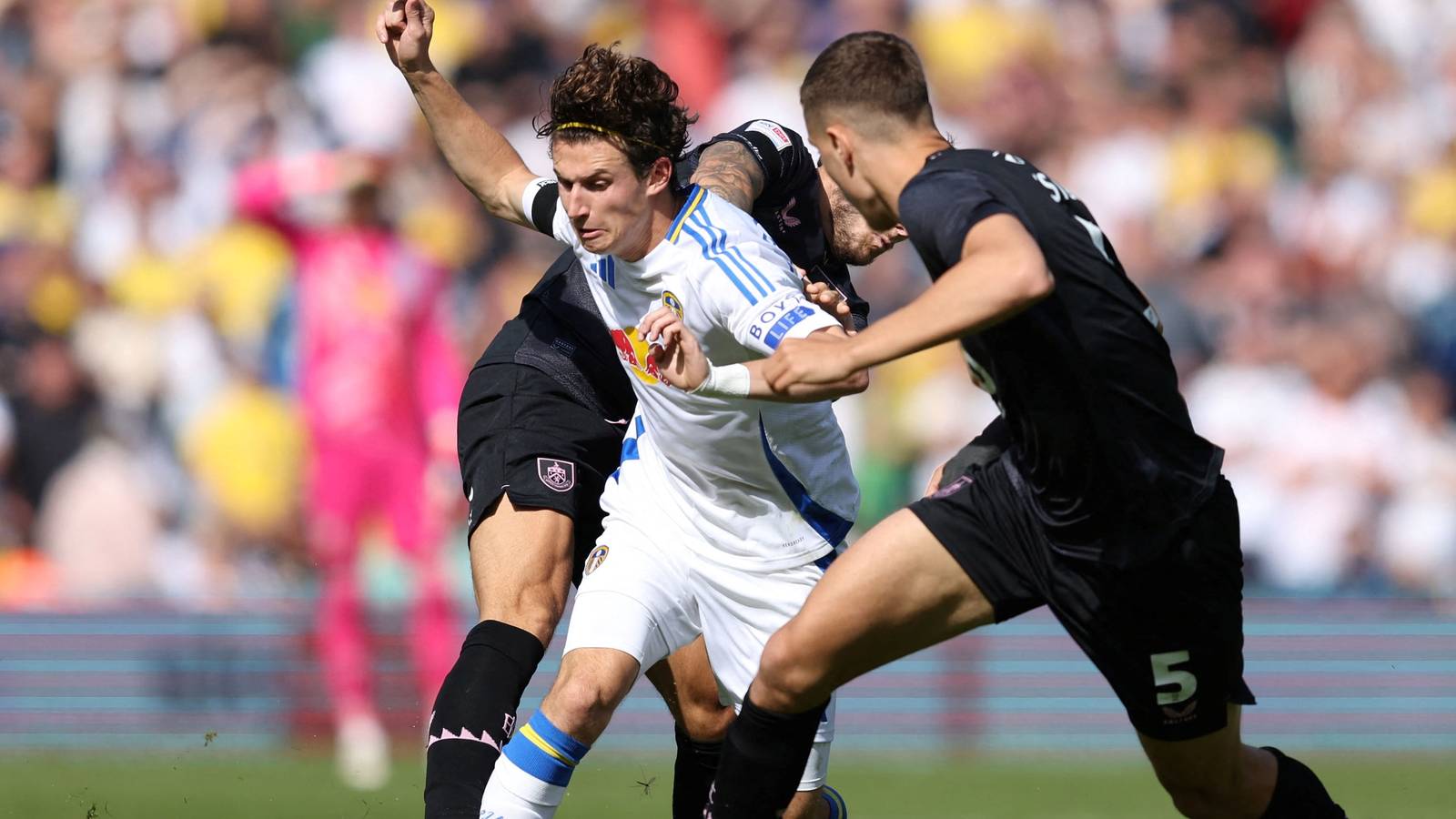 Leeds and Burnley battle for free agent signing of "immense" Premier ...