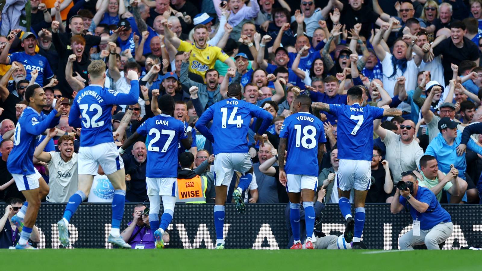 Everton tell "great" star to find a new club as Moyes reaches boiling point