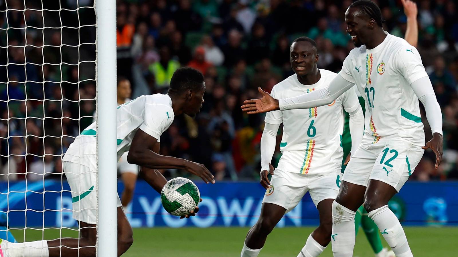 Leeds make offer to sign "outstanding" £68k-a-week midfielder with Diarra