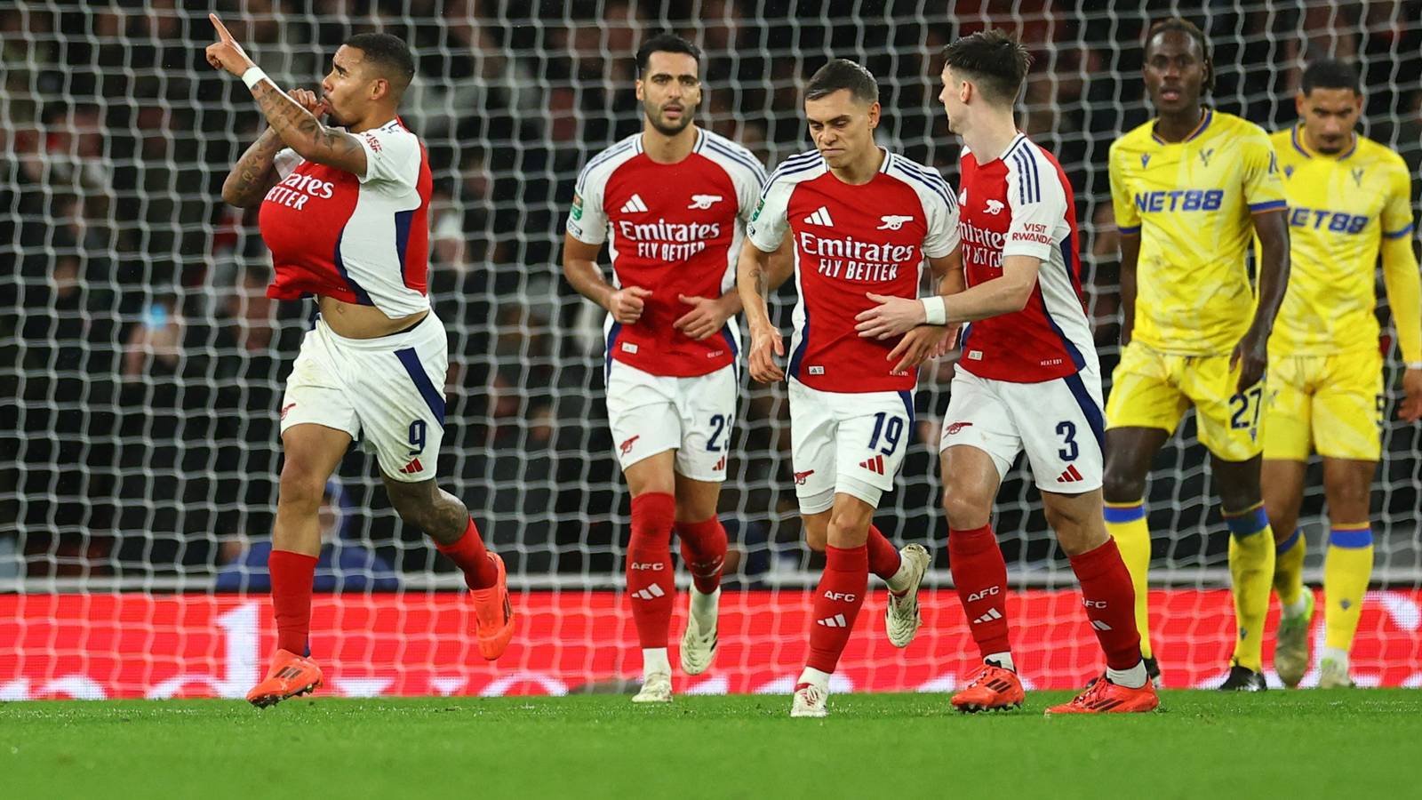 Tottenham eyeing shock move for "unbelievable" £265k-a-week Arsenal ace