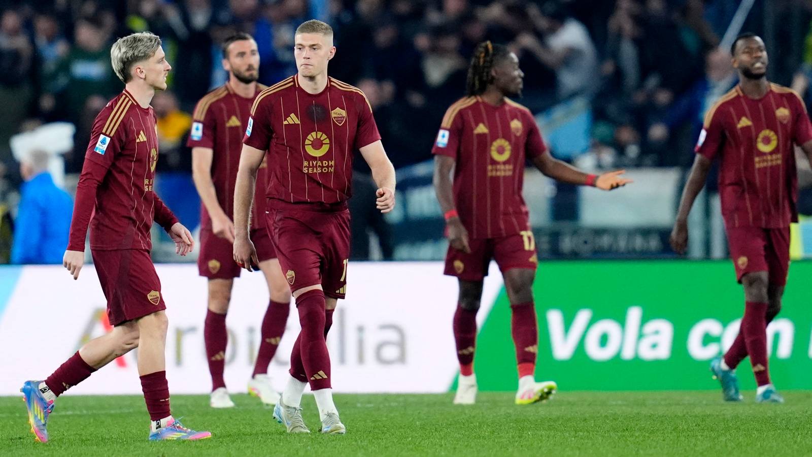 Leeds now in talks over deal for "elite" £30m striker with 21 G/A last ...