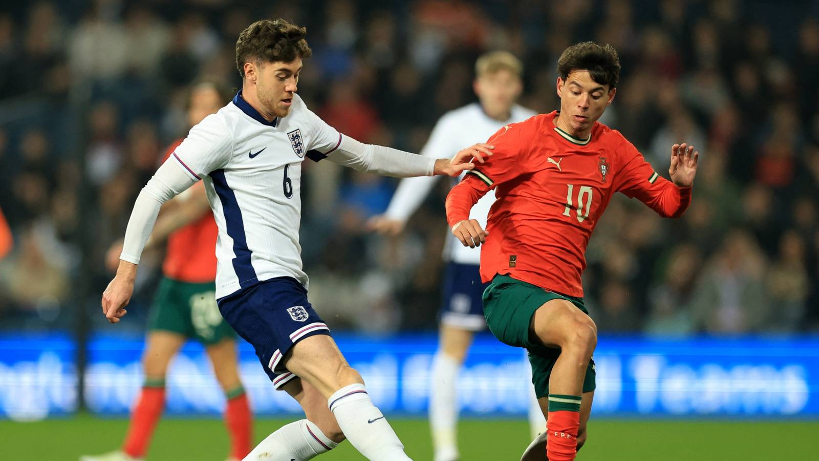 Wolves now submit opening bid to sign "excellent" £30m British midfielder