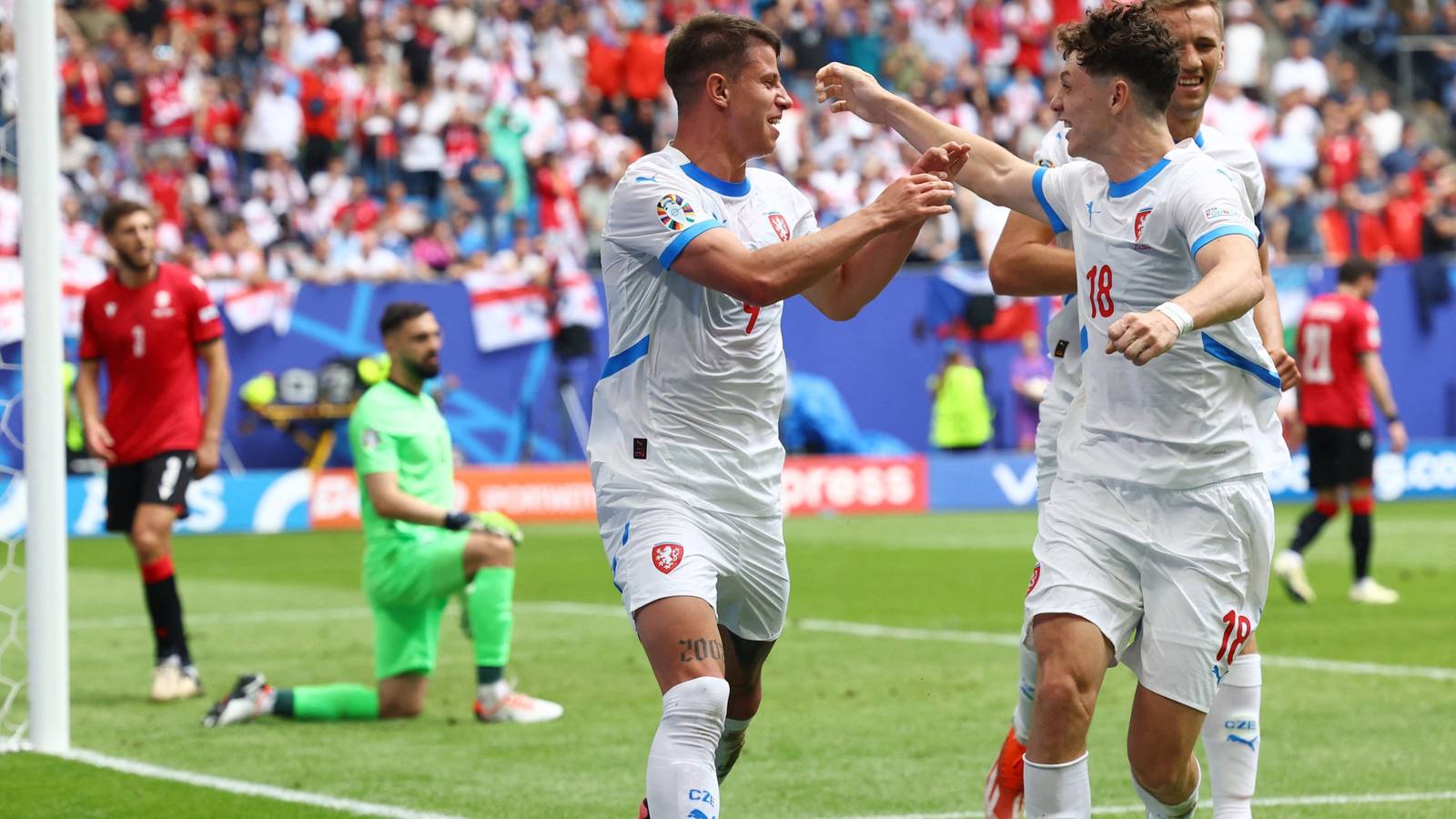 Wolves submit £26m offer to sign "superb" new star who’s been granted exit