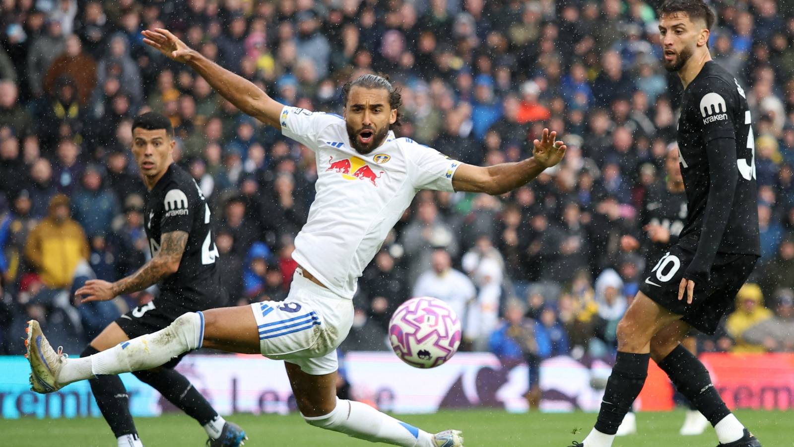 Upgrade on DCL: Leeds messed up letting "magnificent" striker leave for £0