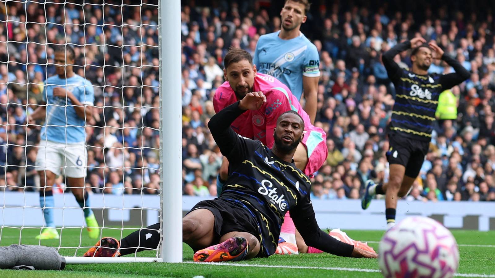 Not just Beto: Moyes must drop 5/10 Everton star who made just 17 passes