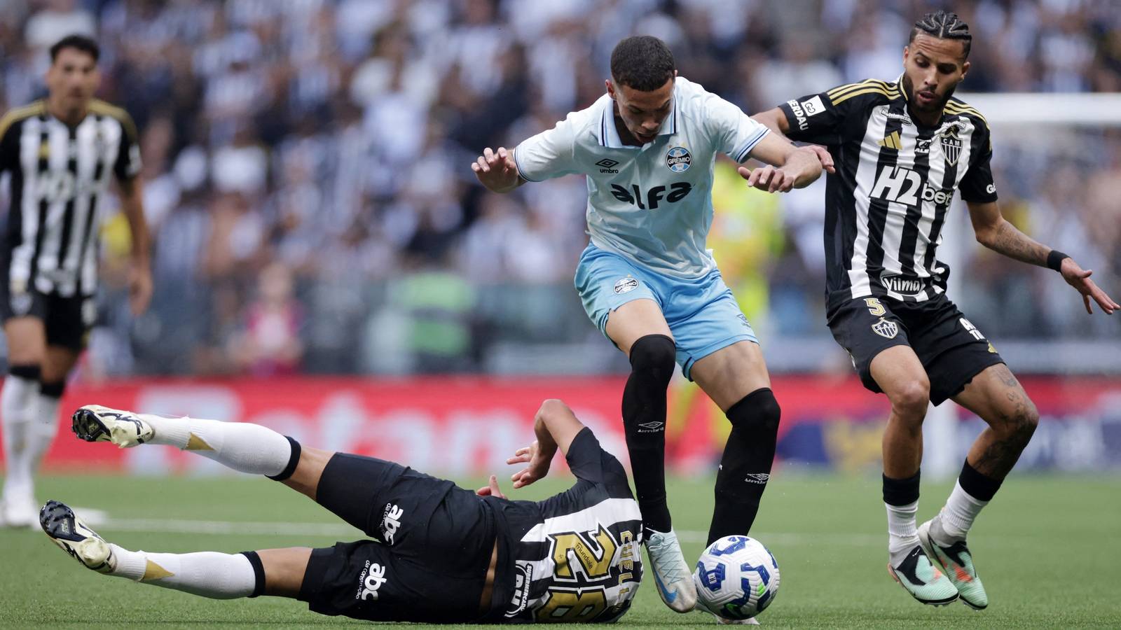 Aston Villa submit £10m offer for "great dribbler" who's "keen" on the move