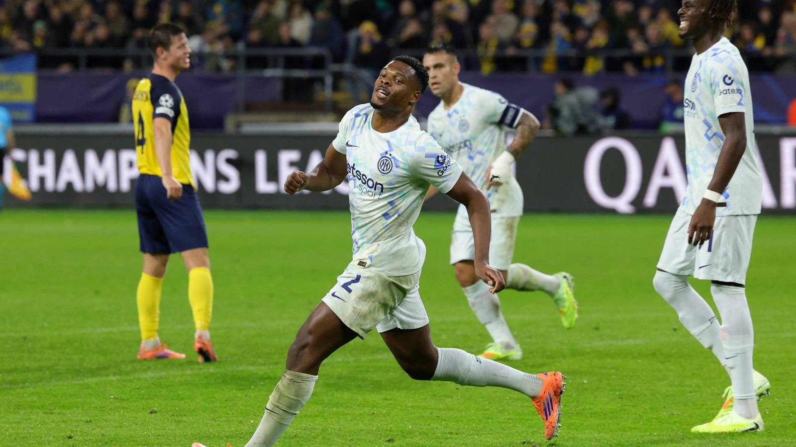 Newcastle now eyeing Denzel Dumfries move as Eddie Howe confirms ...