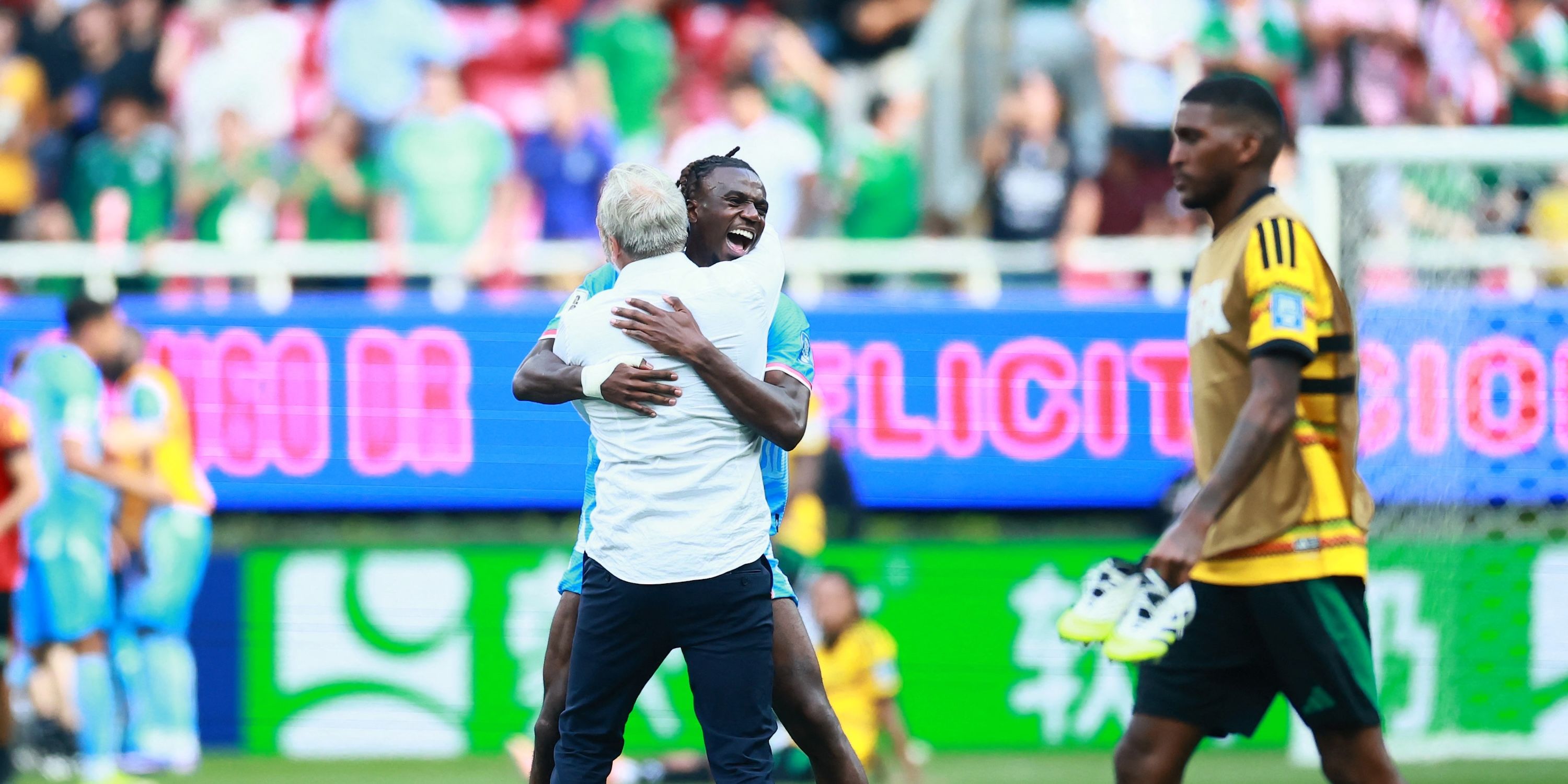 Ligue 1 club desperately trying to stop Everton signing "exceptional" star