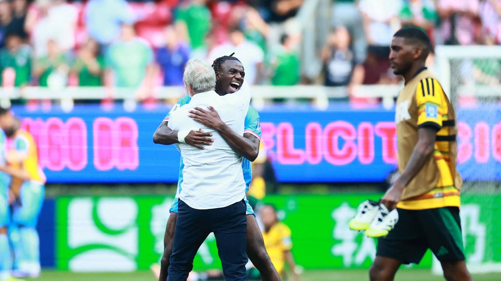 Ligue 1 club desperately trying to stop Everton signing "exceptional" star