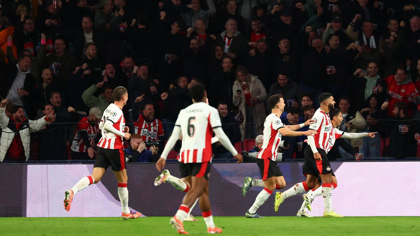 Leeds in constant contact to sign 4-time title winner as release clause ...